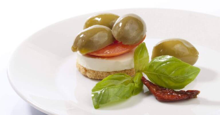 Canapés with giant aperitif olives - Madama Oliva